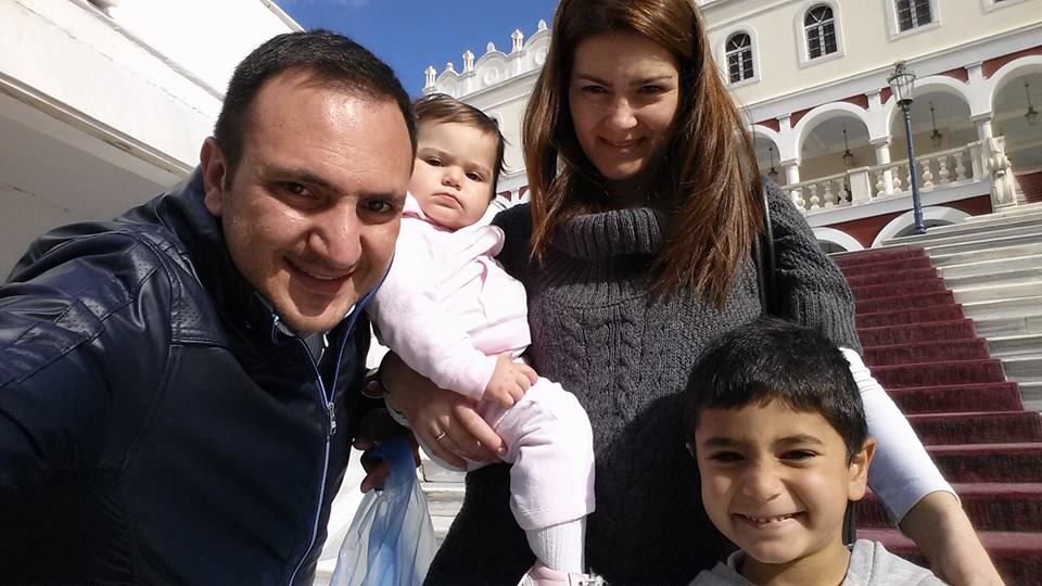 Kωνσταντίνος Κωνσταντίνου: Με την οικογένεια του στην Τήνο | Ι LOVE STYLE