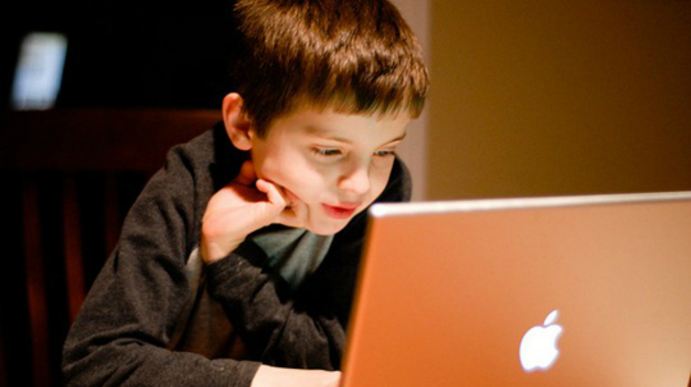 Υπολογιστής και παιδί: Οι κίνδυνοι της τεχνολογίας στα παιδιά και η ...