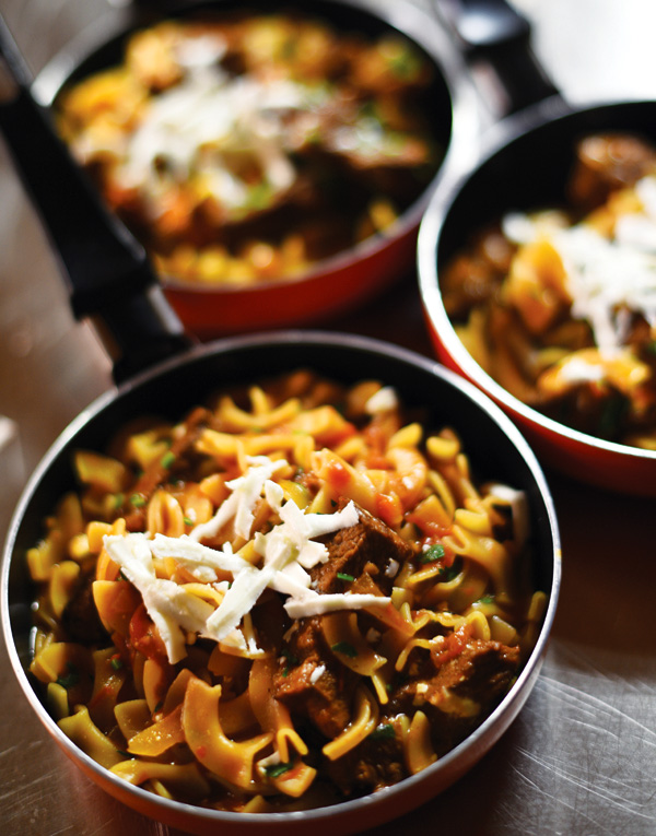 Μοσχάρι κοκκινιστό με χυλοπίτες και φέτα | Ι LOVE STYLE