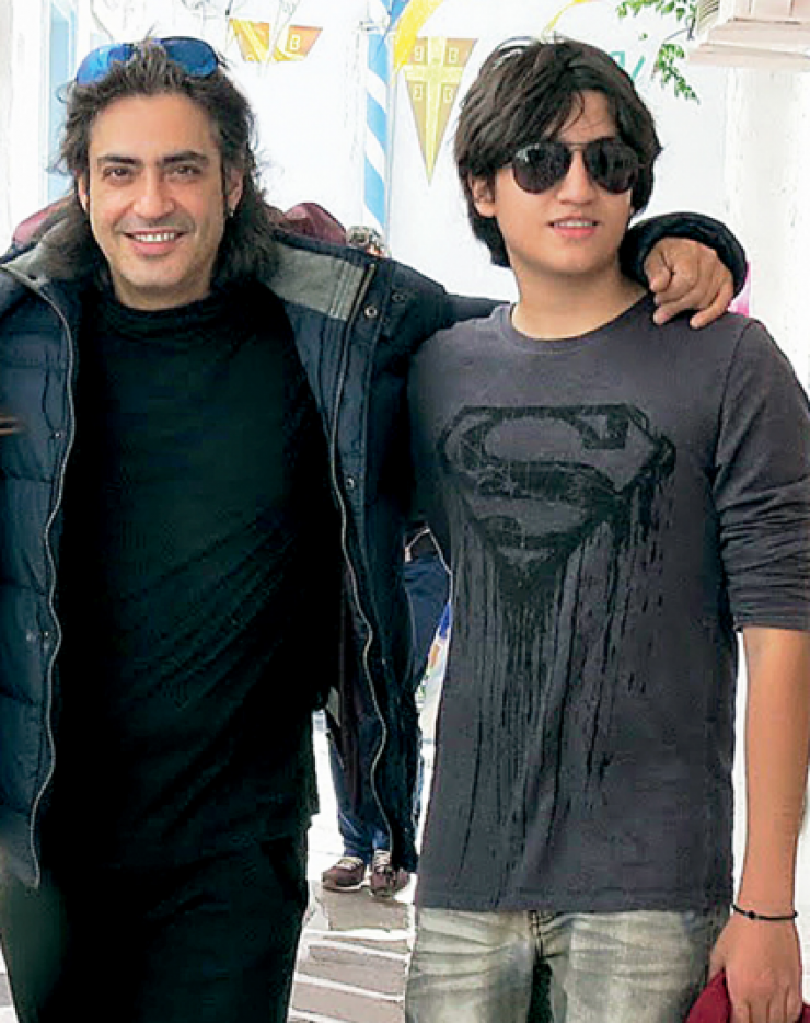 Διονύσης Σχοινάς: Δείτε για πρώτη φορά να τραγουδά με το γιο του στη ...