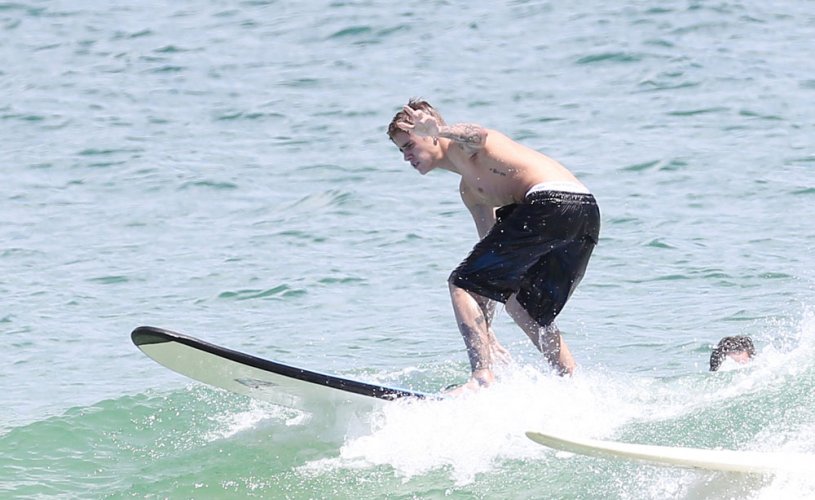 O Justin Bieber κάνει surfing [φωτογραφίες] | Ι LOVE STYLE