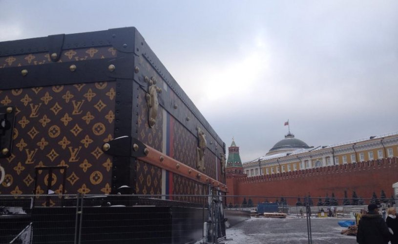 Μία τεράστια βαλίτσα Louis Vuitton γεμίζει την Κόκκινη Πλατεία | Ι LOVE ...